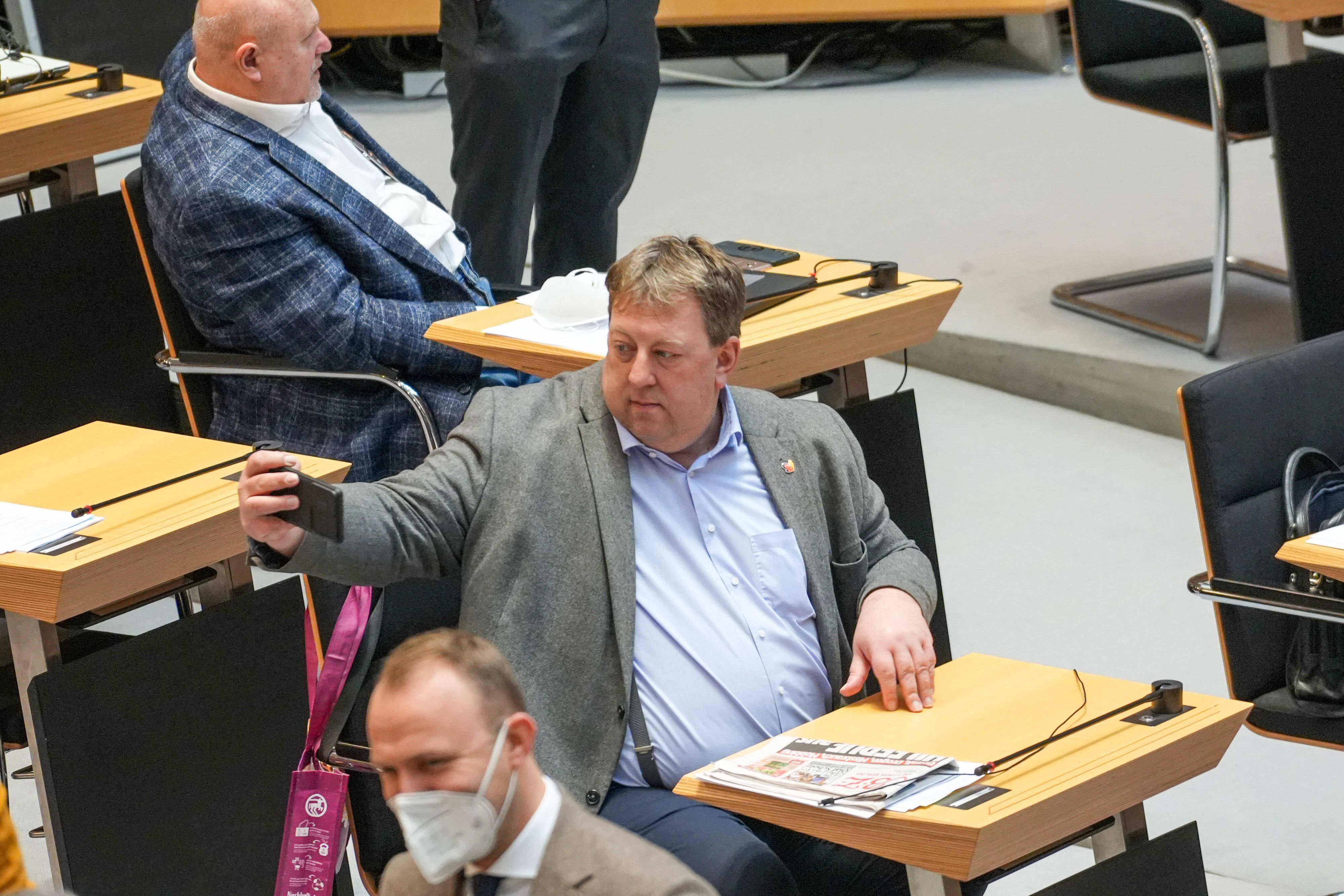 Gendern: AfD-Politiker Lindemann regt sich über Weckmann-Plakat auf ...