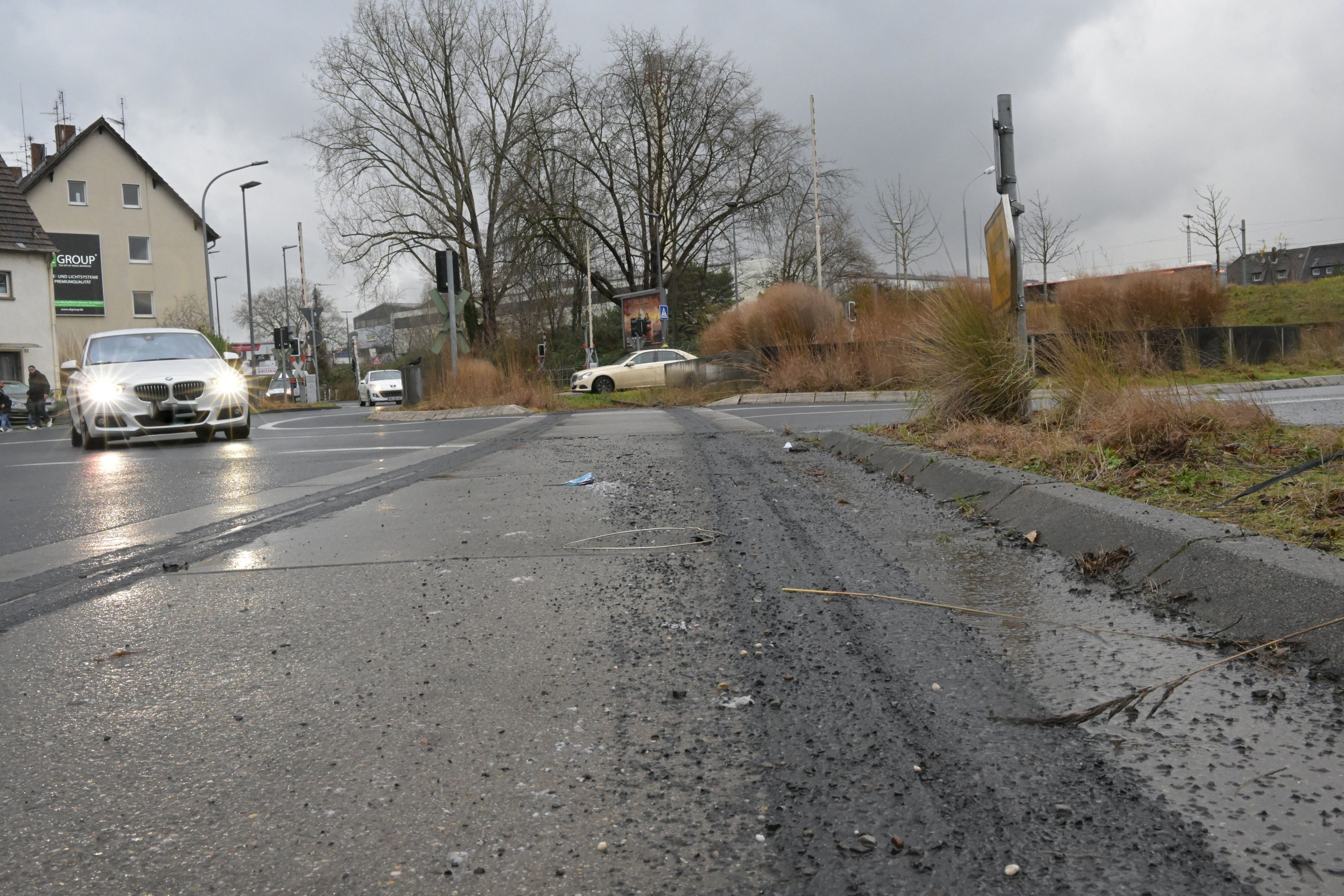 Bergisch Gladbach lässt Zanders-Gleis mit Bitumen abdecken - Rundschau ...