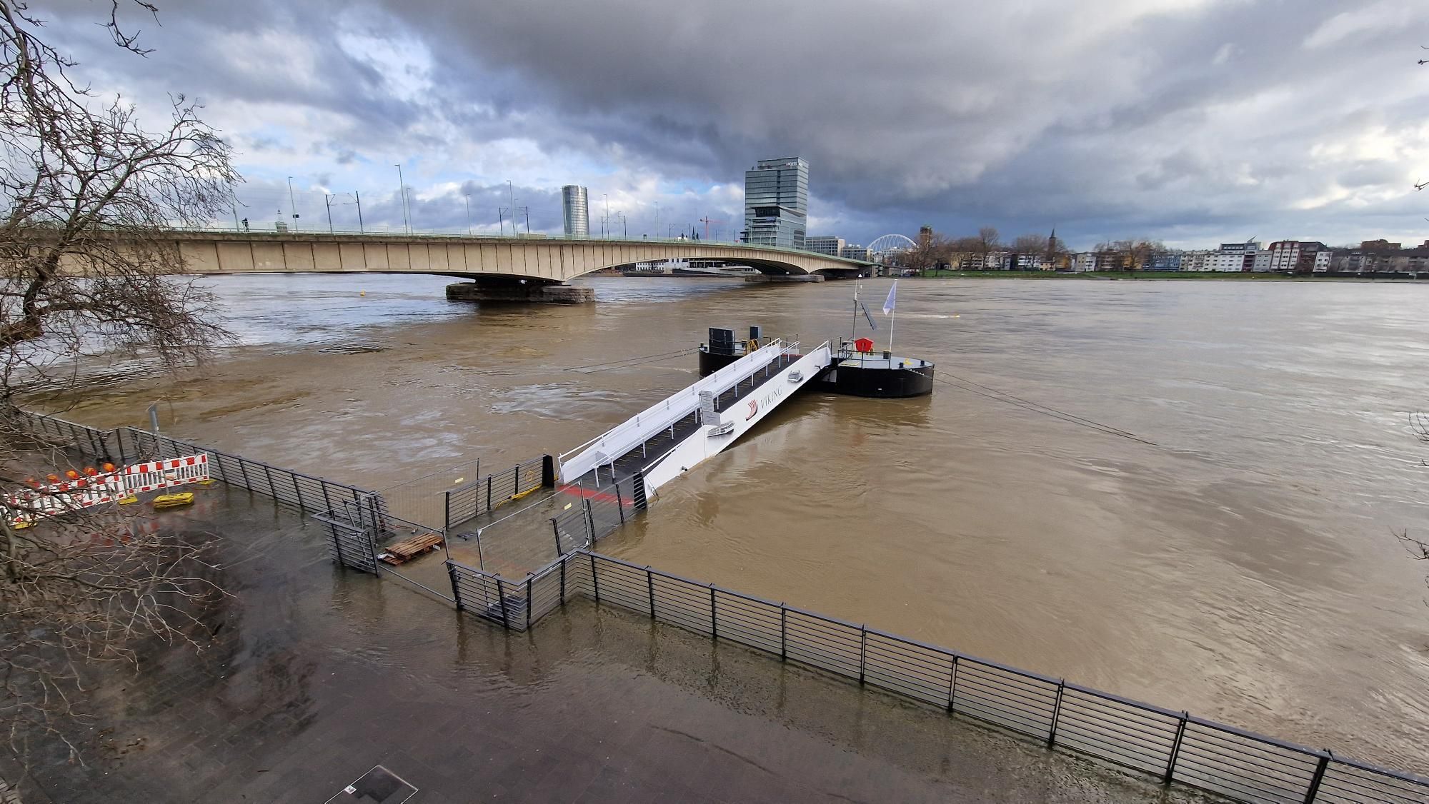 Köln: Rheinpegel über acht Meter – Hochwasser erreicht Scheitelpunkt ...