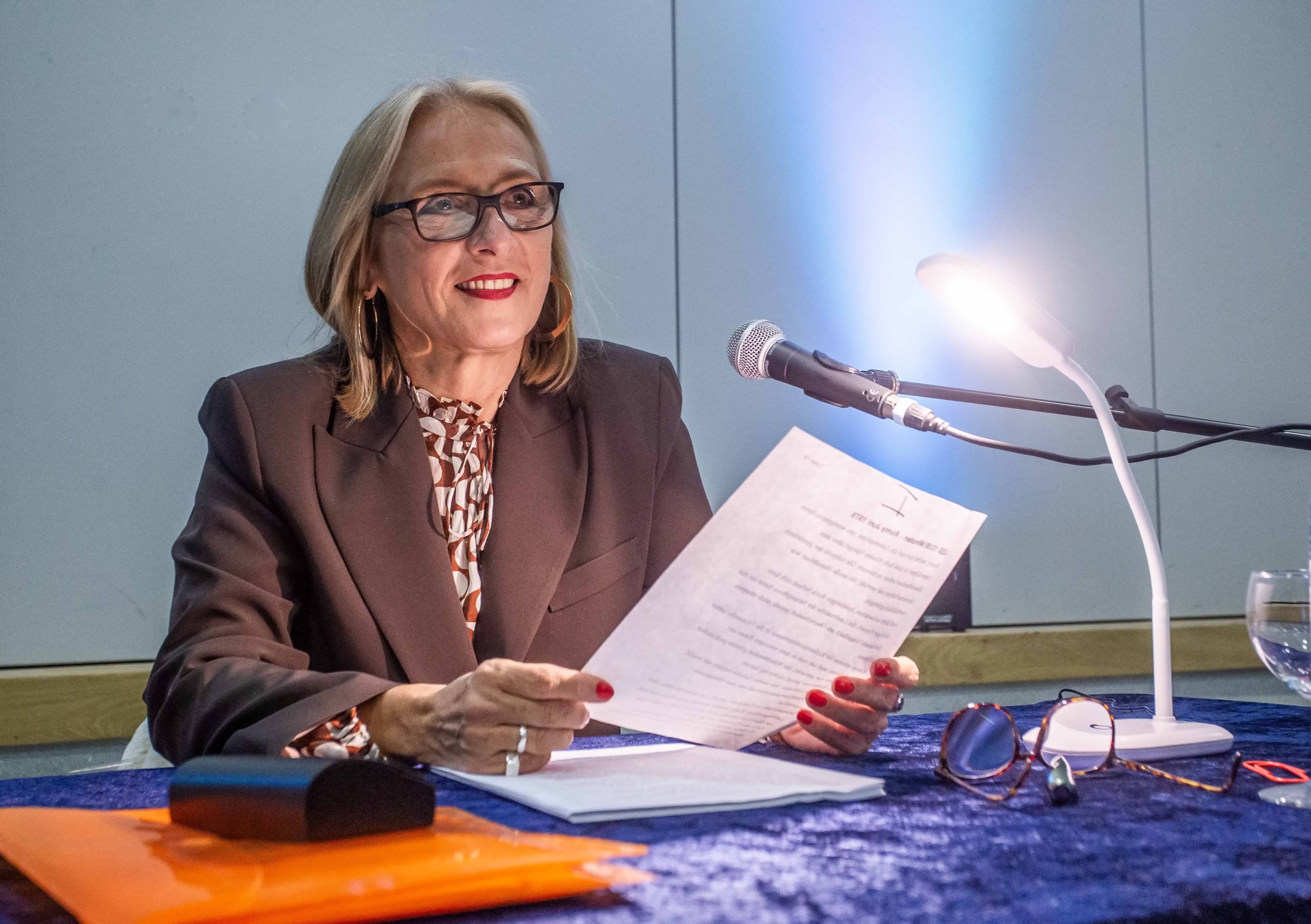 Start ins Jubiläumsjahr: Carla Berling las in Lindlar aus ihrem neuen ...