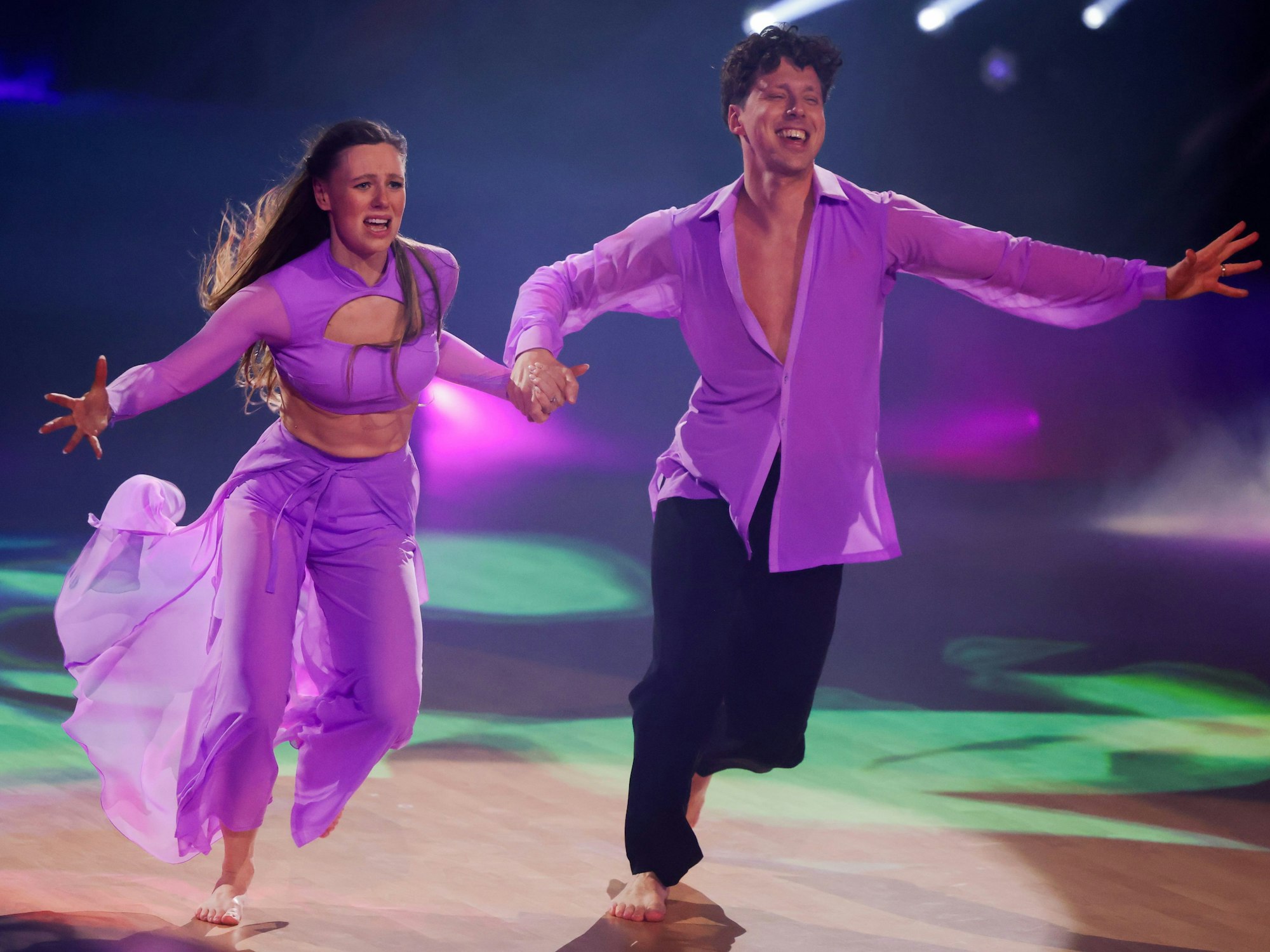 Lets Dance: Ekat zeigt viel Bein und Swarovski lässt tief blicken | Express Lets Dance: Ekat zeigt viel Bein und Swarovski lässt tief blicken | Express