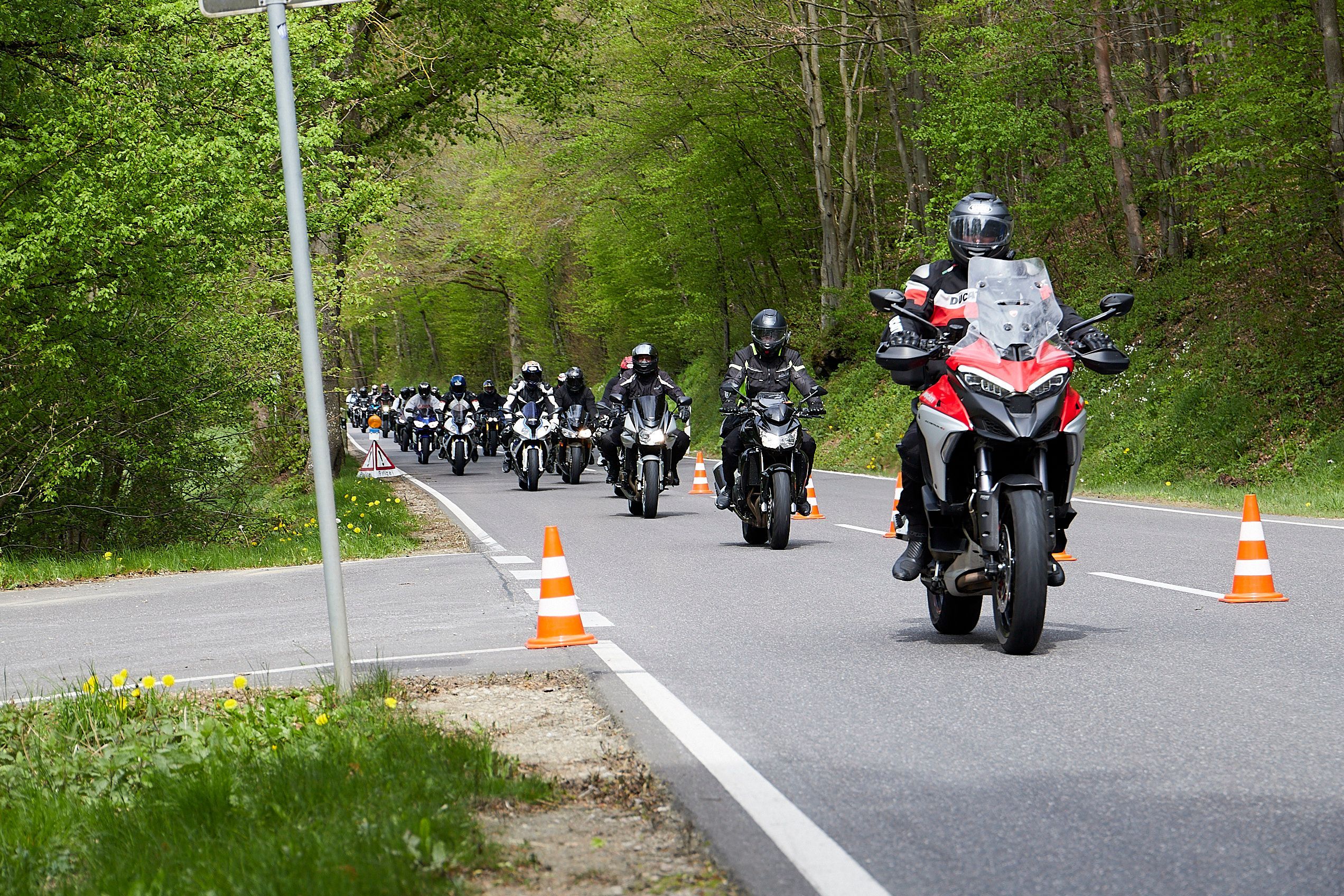 Drfen Motorradfahrer In Der Mitte Fahren