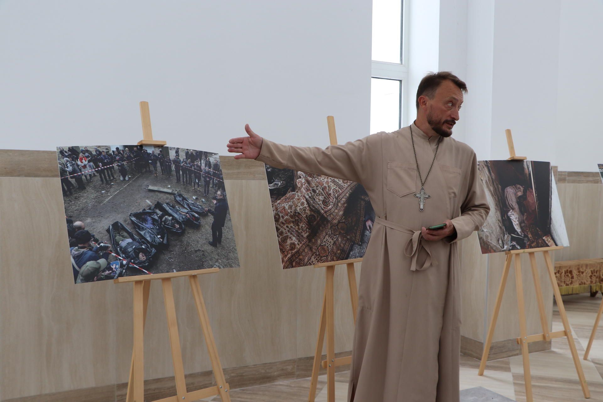 Bergisch Gladbach: Ausstellung mit Fotos aus Butscha im Rathaus ...