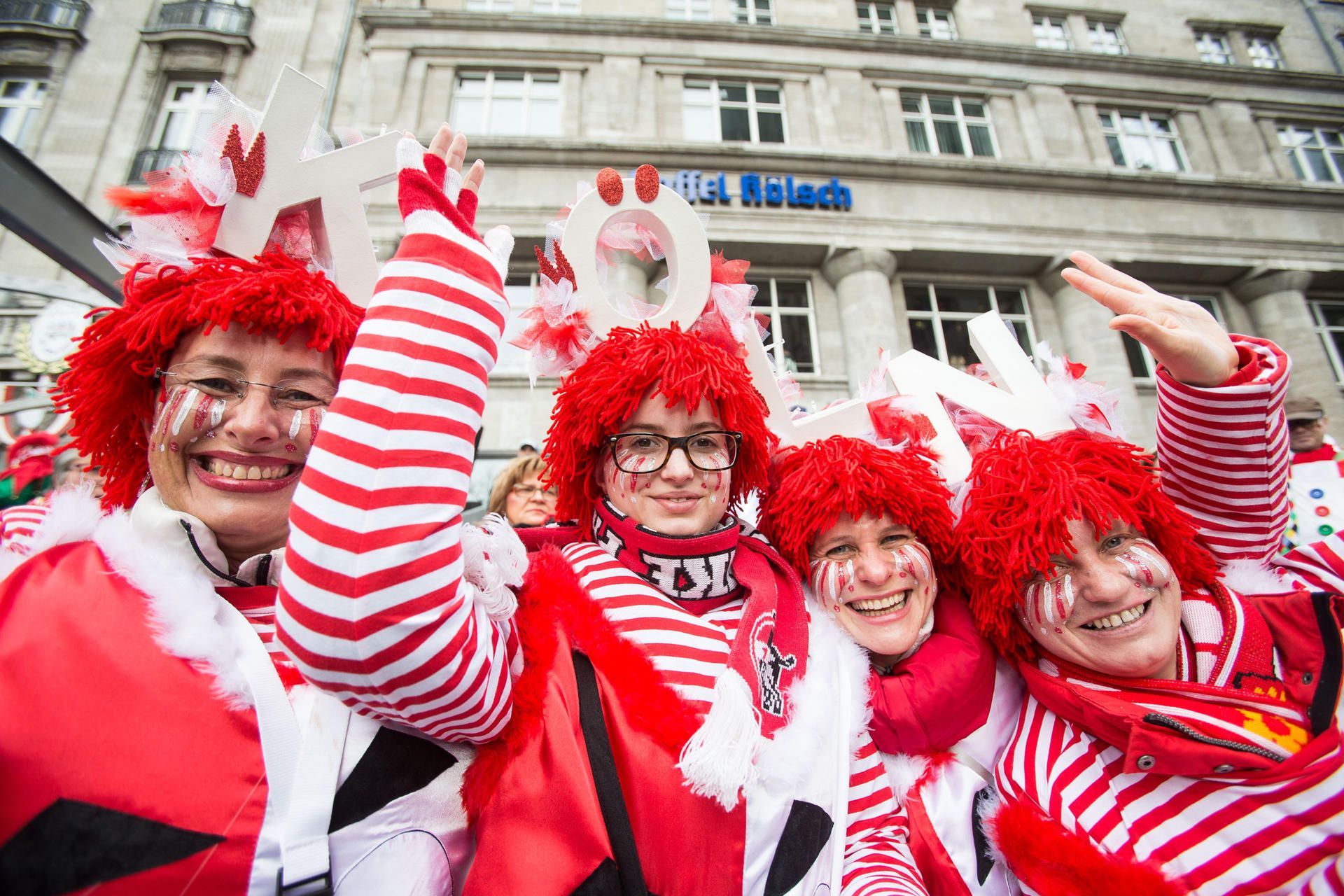 Anreise, Bützen, Kostüme: 10 Dinge, die Touristen zum Karneval in Köln ...